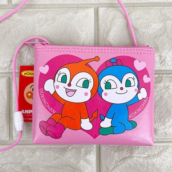 【素材】合成皮革【サイズ】12×10×2cm（ストラップ80cm）みんな大好き♪大人気のアンパンマンキャラクターのミニミニポシェットです。ポシェットとして大好きなキャラクターと一緒にお出掛け♪首からぶら下げて使えるので、ネックポーチやコイン...