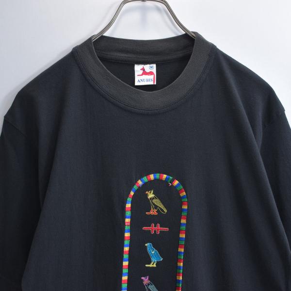 【実寸】・着丈 約 70cm襟リブ付け根から・身幅 約 45cm・肩幅 約 44cm・袖丈 約 21.5cm・ゆき丈 約 44cm【表記サイズ】・M縮みの所為か、身幅がスリムな作りになりS相当の小さめな作りになりますSサイズとさせて頂きます...