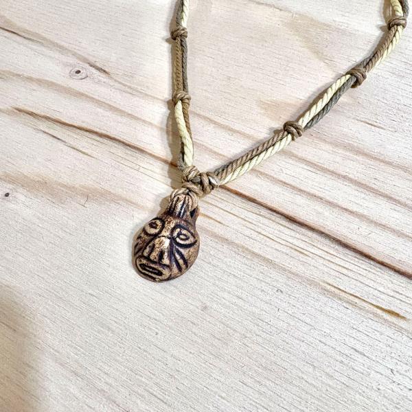 【実寸】・ペンダント幅 約 2cm・ペンダント縦 約 3cm・紐内周 約35.5〜70cm※必ず実寸をご確認お願い致します【ブランド】・Unknown【生産国】・Unknown【素材】・Rope: Hemp or CottonPendant...