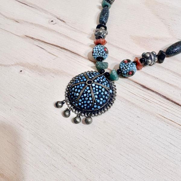 【実寸】・ペンダント直径 約 4cm・ペンダント高さ約 1.5cm・チェーン長さ 約 55cm端から端まで(接続金具も含む)※必ず実寸をご確認お願い致します【ブランド】・Unknown【生産国】・Unknown【素材】・Alloy / Gl...