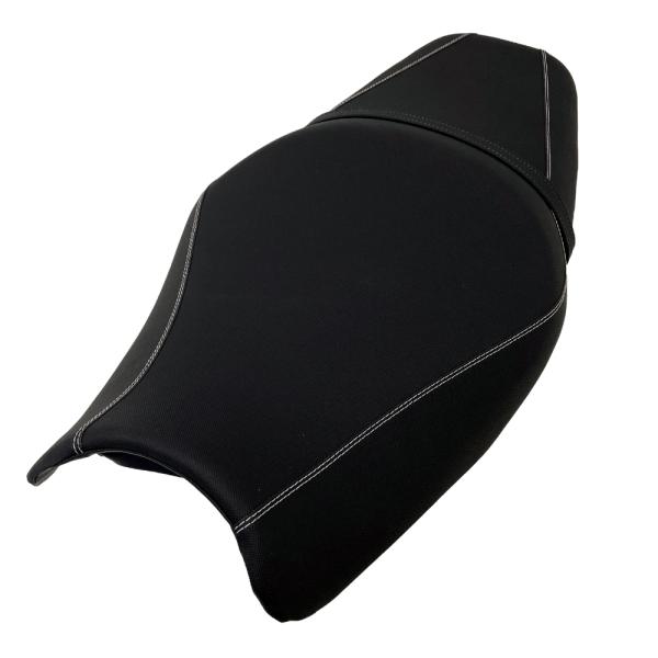 ライディングに必要な安定性の向上、ライダーへの負担の軽減。シートはその一役を担う事ができるのではないか？その発想から「Ｇ-グリップ」は生まれました。コーナリング、STOP&amp;GOにおけるニーグリップ時の負担を軽減、タンデム時に同乗者が...