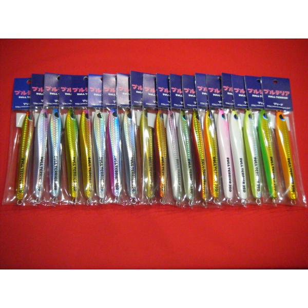 『もっとジグで真鯛釣れないか？』から始まったブルテリアの開発。2011年に発売したテリア、その微波動を強波動にする事で潮の緩い状況でも、更には低速域でもアクションさせる事に成功した。左右対称の後方重心こそが泳力が弱いベイトの動きを最も演出で...