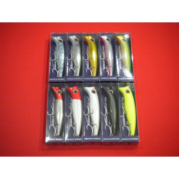 ミラクルワークス　ドカポップフローティング全長: 125mm重量: 28.5gシーバスにおけるスイミングポッパーの元祖となる『ドカポップ』そのオリジナルハンドメイドウッドモデルをABS樹脂インジェクションモデルにて忠実に再現しました。カラー...