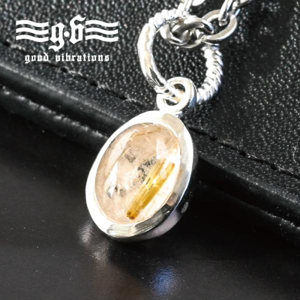 ■ブランド名：Good Vibrations■モチーフの横幅：約 9mm■モチーフの縦幅：約 22mm（バチカン含む）■重さ：約 1.9g■素材：silver 925、 天然石：ルチルクォーツ■付属品：オリジナル巾着、ブランドカード、無料チ...