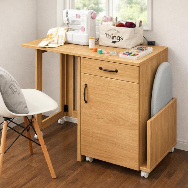 暮らしに合わせて形を変えられるバタフライ式デスク。省スペースにもワイドでも必要に合わせて広げられるから、ミシン台・手芸スペース・リモートワーク 使い道は自由自在キャスター付きでラクに移動普段は横付け　作業時はダイニング側へリビング・キッチン...