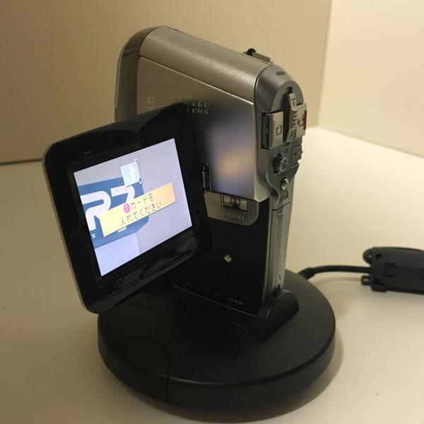 （中古品）SANYO Xacti DMX-C5 デジタルムービーカメラ (ラグジュアリーシルバー)商品写真はサンプル写真となっております。写真の商品が届くわけでは御座いません。用途機能として最低限の付属品はお送りいたしますが取扱説明書、リモ...