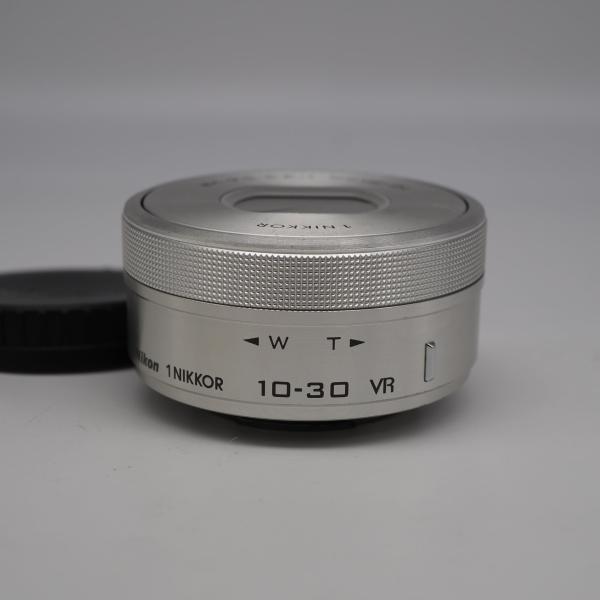 （中古品）Nikon 標準ズームレンズ1 NIKKOR VR 10-30mm f/3.5-5.6 PD-ZOOM シルバー商品写真はサンプル写真となっております。写真の商品が届くわけでは御座いません。用途機能として最低限の付属品はお送りいた...