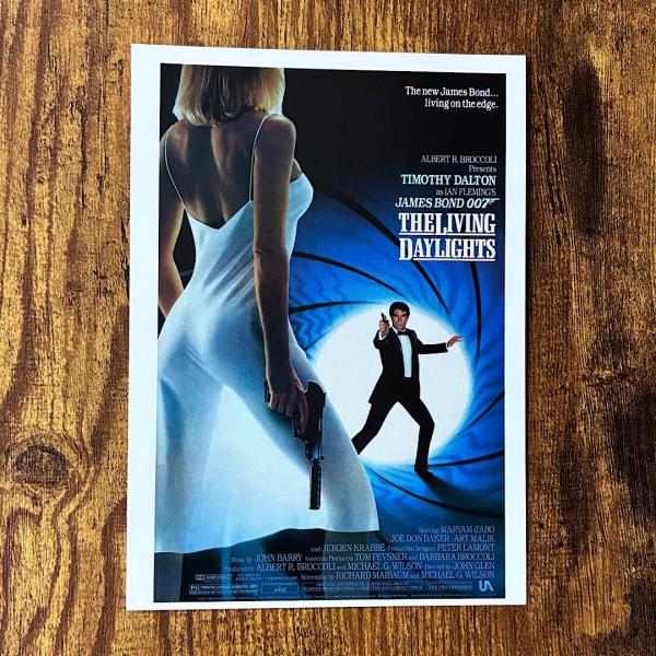 切手を貼ってそのまま送ったり、荷物にメッセージカードとして同封したり、気持ちを伝えるのなら、やっぱり手書きのカードが一番！小さな額に入れたり、敢えてそのまま飾ったりと手軽なインテリアとして楽しむことができるポストカードは定番の雑貨アイテムで...