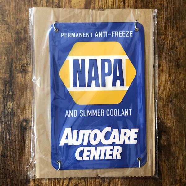 飾れて楽しいアメリカの看板♪大人気、Emboss Metal Signに新柄が入荷致しました！！今までにありそうでなかったサイズでアドバタイジング系好きにぴったりなデザインです。ワンポイントあるだけで雰囲気が変わります。飾りやすいサイズで、...