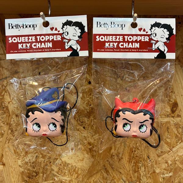 プニプニ気持ちぃ〜！BETTY BOOPの『SQUEEZE TOPPER KEY CHAIN 』が入荷致しました！弾力のある柔らかい素材で、独特の癒しを与えてくれます！車のアンテナに差し込むだけで簡単に装着！アンテナトッパーに！ペンや鉛筆に...