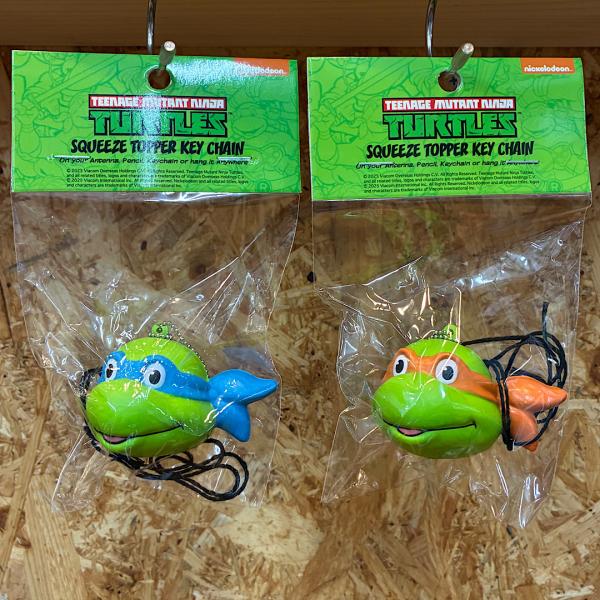 プニプニ気持ちぃ〜！Turtlesの『SQUEEZE TOPPER KEY CHAIN 』が入荷致しました！弾力のある柔らかい素材で、独特の癒しを与えてくれます！車のアンテナに差し込むだけで簡単に装着！アンテナトッパーに！ペンや鉛筆に差し込...