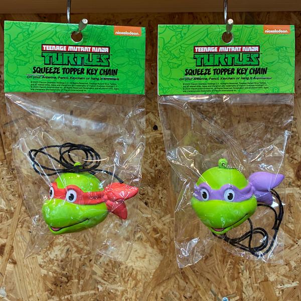 プニプニ気持ちぃ〜！Turtlesの『SQUEEZE TOPPER KEY CHAIN 』が入荷致しました！弾力のある柔らかい素材で、独特の癒しを与えてくれます！車のアンテナに差し込むだけで簡単に装着！アンテナトッパーに！ペンや鉛筆に差し込...