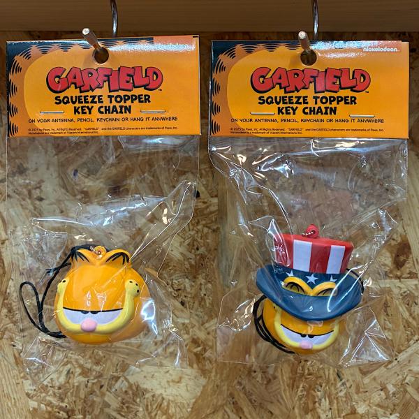 プニプニ気持ちぃ〜！GARFIELDの『SQUEEZE TOPPER KEY CHAIN 』が入荷致しました！弾力のある柔らかい素材で、独特の癒しを与えてくれます！車のアンテナに差し込むだけで簡単に装着！アンテナトッパーに！ペンや鉛筆に差し...