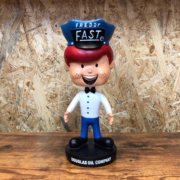 1970年代のアメリカの人気キャラクターFreddyのレジンスタチューです！1970年代のアメリカのダグラスオイルカンパニーのPRキャラクター、フレッディーファストです。蝶タイに帽子のガソリンスタンドマンをスタチューで再現！！そばかすのある...