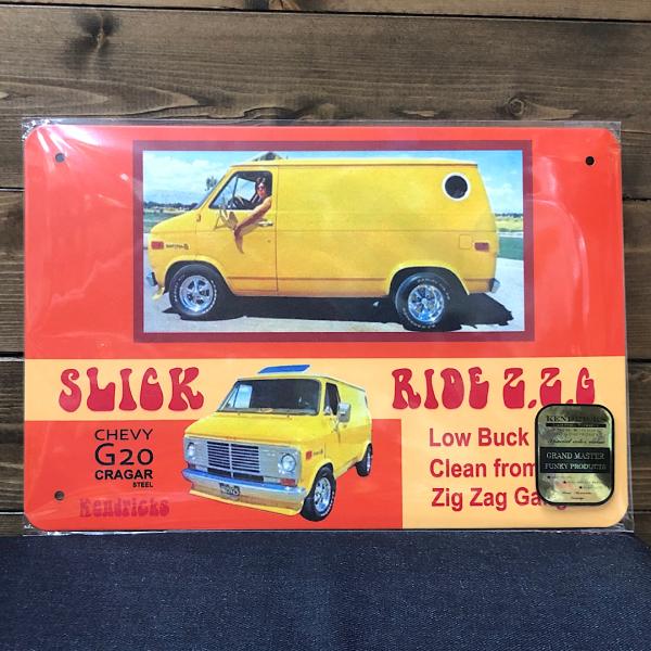 ファンキーでカラフルなTIN PLATEです！アメリカの70年代にタイムスリップしたような感覚を味わえる、レトロでヴィンテージ感あふれるアイテム！！四隅に取り付け用の穴があいているので、お部屋やガレージなどの壁面に手軽に飾ることができます！...