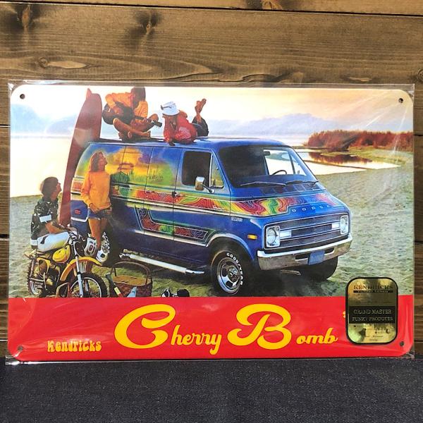 ファンキーでカラフルなTIN PLATEです！アメリカの70年代にタイムスリップしたような感覚を味わえる、レトロでヴィンテージ感あふれるアイテム！！四隅に取り付け用の穴があいているので、お部屋やガレージなどの壁面に手軽に飾ることができます！...