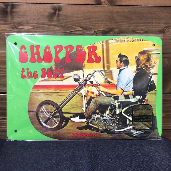 ファンキーでカラフルなTIN PLATEです！アメリカの70年代にタイムスリップしたような感覚を味わえる、レトロでヴィンテージ感あふれるアイテム！！四隅に取り付け用の穴があいているので、お部屋やガレージなどの壁面に手軽に飾ることができます！...