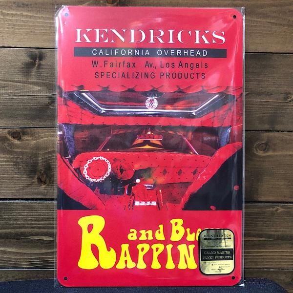 ファンキーでカラフルなTIN PLATEです！アメリカの70年代にタイムスリップしたような感覚を味わえる、レトロでヴィンテージ感あふれるアイテム！！四隅に取り付け用の穴があいているので、お部屋やガレージなどの壁面に手軽に飾ることができます！...