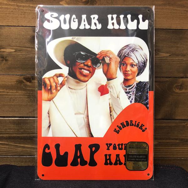 ファンキーでカラフルなTIN PLATEです！アメリカの70年代にタイムスリップしたような感覚を味わえる、レトロでヴィンテージ感あふれるアイテム！！四隅に取り付け用の穴があいているので、お部屋やガレージなどの壁面に手軽に飾ることができます！...