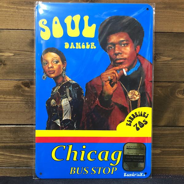 ファンキーでカラフルなTIN PLATEです！アメリカの70年代にタイムスリップしたような感覚を味わえる、レトロでヴィンテージ感あふれるアイテム！！四隅に取り付け用の穴があいているので、お部屋やガレージなどの壁面に手軽に飾ることができます！...