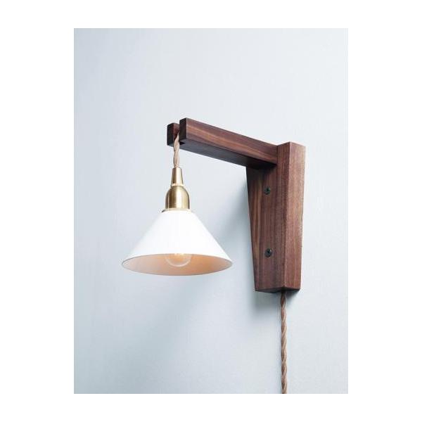 ［※お取り寄せ商品です※］ウォールナットの木目が美しい壁付けブラケットライトです。がっしりと直線的なデザインは存在感があり、お部屋のアクセントになります。【木製品全般について】アクシスで主に使用されている木材は、天然木を使用しており、それぞ...