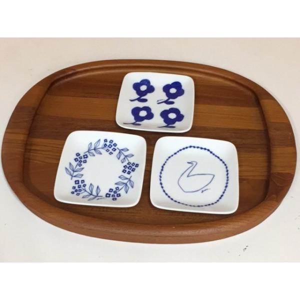 白くなめらかな磁器に、深い青がにじんだ絵柄。おおらかなタッチで描かれた野の花や白鳥を絵付けした、マグカップ&amp;プレートシリーズです。ひとつひとつが微妙に違う、にじみやムラを持っています。同柄のマグカップとプレートがあるので、カップ&a...