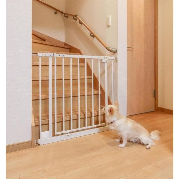 ［※お取り寄せ商品です※］突っ張りタイプのペットゲートです！インテリア性の高いペット用ゲートです。つっぱりタイプでペットに出入りさせたくない場所に設置できます。扉は片手で開閉ＯＫで扉を開いた時のロック機能付きで、開ききると戻らず、その場所で...