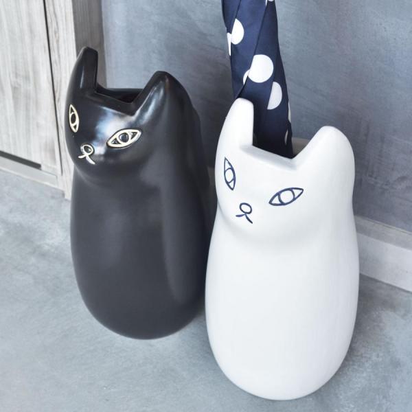 【発売日：2023年06月11日】商品名：傘立て ミニサイズ 陶器 スリム ねこモチーフ アンブレラスタンド 玄関 収納 小さい傘入れ おしゃれ 室内室外●玄関から健気に見送る、コロンとしたシルエットが愛らしい猫の傘立て。●マットに仕上げた...