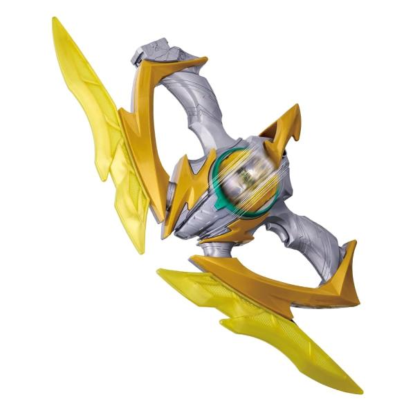 「商品情報」『仮面ライダーゼッツ』より仮面ライダーゼッツ イナズマプラズマが使用する武器アイテム「DXイナズマブラスター」が登場！ライダーカプセムをセットしレバーを操作することでカプセムが超回転！さらに、ブレイカムゼッツァーと合体しグレート...