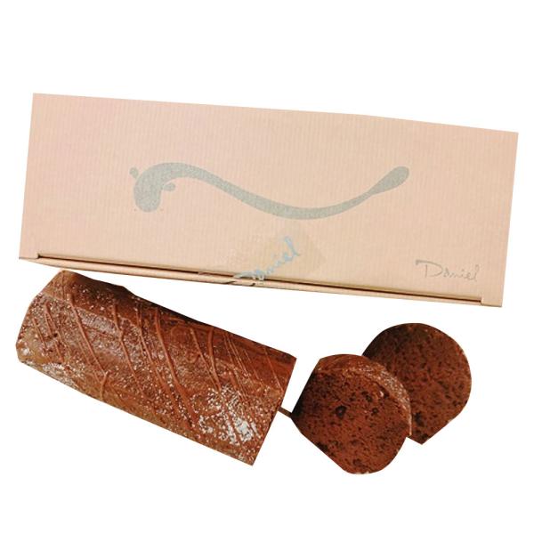 「うなぎの寝床」は生地にブラックチョコレート、チョコチップ、ドライイチジク、アプリコットを混ぜ込み、細長い型で焼き上げたしっとりとしたチョコレートケーキです。 通常ショコラクラシックと呼ばれ、定番商品です。（小）約 16cm※クール便は選択...