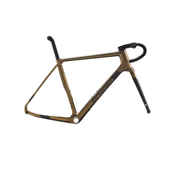 イタリア語の方言で「泥」や「土」を意味する”Palta”。最も荒れた路面でも滑らかに走破できる柔軟性を備えながら、ロード専用フレームと同等の反応性と効率性も備えています。"3B VIBRATION DAMPENING"機構をシートポストに備...