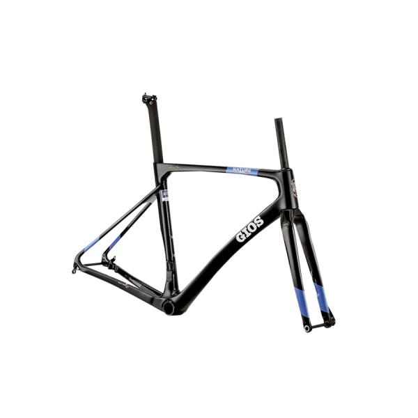 フルカーボンアドベンチャーバイク。デイスクブレーキ、タイヤは700x42Ｃまで対応、活躍フィールドは乗り手次第で多目的に広がるマルチパーパスバイクです。サイズ 530mm　（適応身長170〜185cmくらい）カラー ブラック/ブルーフレーム...