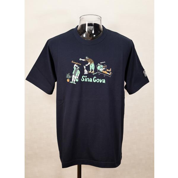 胸元にキャプテンの休日をイメージしたステンシル風プリントをあしらった半袖Tシャツですシルエットは従来のTシャツと同様のシルエットですが素材にはソフトでコシのあるコーマ糸を使用している為くたびれにくく柔らかな仕上がりになっておりますシンプルで...