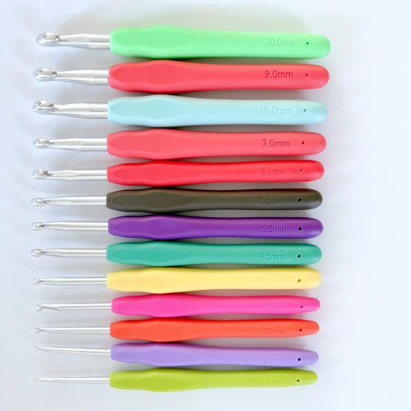 【発売日：2025年07月09日】:::MATERIAL:::かぎ針：アルミニウム・シリコン:::SIZE:::かぎ針：長さ約13.5cm2mm(2/0号)2.5mm(4/0号)3mm(5/0号)3.5mm(6/0号)4mm(7/0号)4....