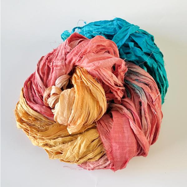 【発売日：2024年03月23日】:::MATERIAL:::シルク:::COLOR:::サーモンオレンジ・ライトオレンジ・ターコイズの段染:::SIZE:::重さ：約100ｇ/全長：約39m:::POINT:::サリー（インドなどの民族衣...