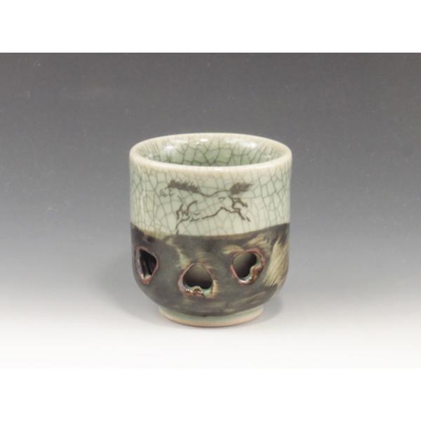 伝統の二重焼きと“青ひび“を背景に躍動する”走り駒”;絵付けのぐい呑！！　窯元　　：　栖鳳窯 (山田 正博）　サイズ　：　53(W) X 53(D) X 56(H)mm　重量　　：　100g　木箱　　：　特製桐箱 個装　　：　小川和紙包装