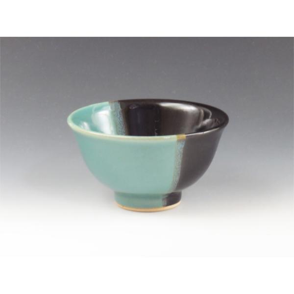 黒釉と酸化銅緑釉を掛分けた伝統的な意匠が民芸調の雰囲気を醸すぐい呑！窯元　　：　中井窯 (坂本 章）　サイズ　：　77(W) X 77(D) X 44(H)mm　重量　　：　70g　木箱　　：　特製桐箱 個装　　：　小川和紙包装