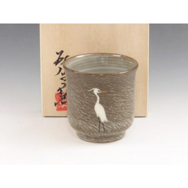 草原にたたずむ一羽の孤高の白鷺がモチーフの薄造りで軽いのが特徴の陶器ぐい呑（右向き）！　窯元　　：　臥牛窯 (横山 臥牛）　サイズ　：　55(W) X 55(D) X 55(H)mm　重量　　：　50g　木箱　　：　窯元木箱（共箱） 個装　...