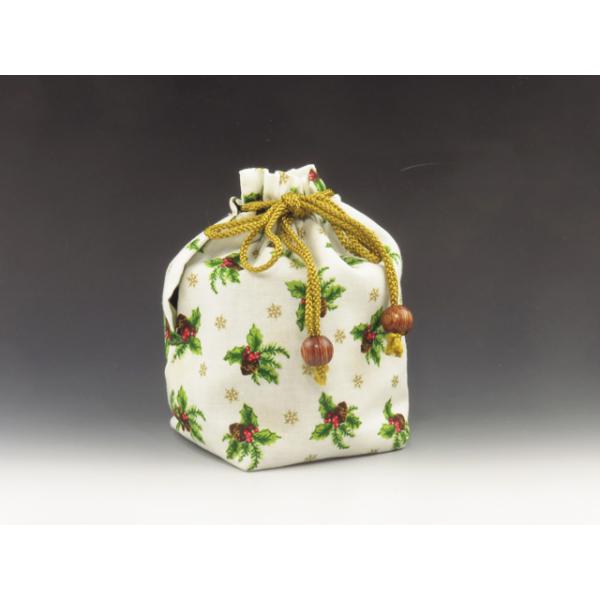 企画製作：　【陶のぐい呑や】　　特徴　　：　木製ループエンド付きで中綿入り布製。　ウコン布風ぐい呑包み布付属　サイズ　：　70(W) X 70(D) X 120(H)mm　重量　　：　40g　個装　　：　紙袋