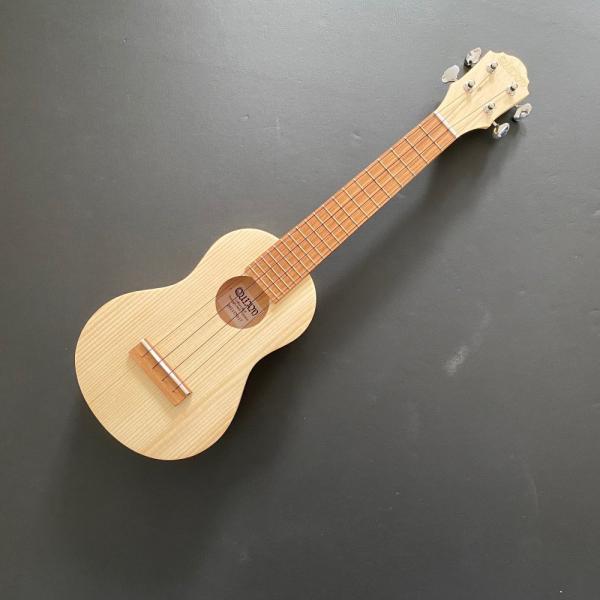 北の大地で育まれた優れた音響性能を持つ木「エゾマツ」Ezo's Ukuleleは貴重な天然のエゾマツを使用し北海道で製作された, 優しく柔らかい、暖かな音色の雪のように白い北国のウクレレです。