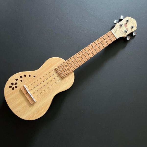 北の大地で育まれた優れた音響性能を持つ木「エゾマツ」Ezo's Ukuleleは貴重な天然のエゾマツを使用し北海道で製作された, 優しく柔らかい、暖かな音色の雪のように白い北国のウクレレです。