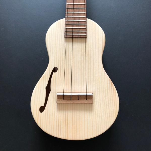 北の大地で育まれた優れた音響性能を持つ木「エゾマツ」Ezo's Ukuleleは貴重な天然のエゾマツを使用し北海道で製作された, 優しく柔らかい、暖かな音色の雪のように白い北国のウクレレです。
