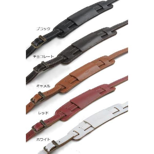 トラディショナルなレトロシェイプのレザーストラップです。ステッチ入り。
