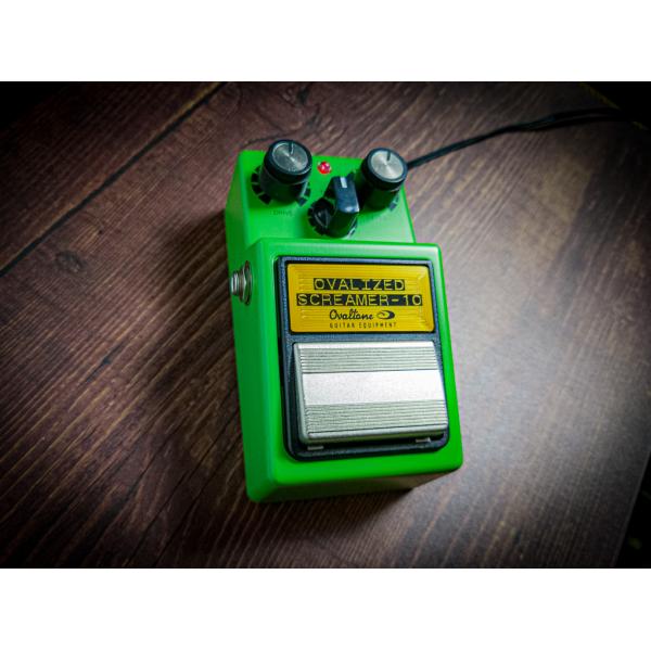 ナローで温かい中域が魅力のTS-10を意識したModです。周波数、ダイナミックレンジ共にナローな方向にチューニングし、ローゲインでは平滑化された聴きやすいクランチを、ハイゲインでは飽和感のあるスモーキーなリードサウンドを提供します。TS-1...