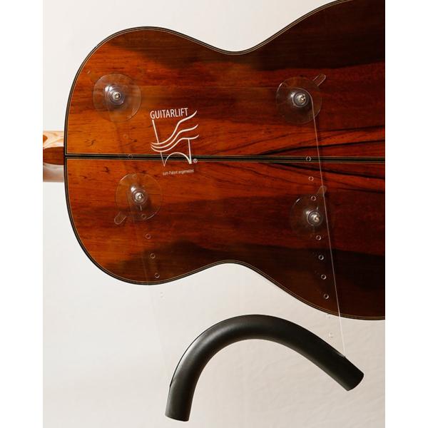 ギターリフトは全く新しい発想によって生まれたドイツ製ギターサポートです。裏板に直接取り付けることで、画期的な安定感と正しいポジションを提供。プレキシガラスがほどよくしなり、プレイアビリティを向上させます。サイズ 26cm×42.5cm カラ...