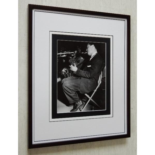 ●レスター・ヤング/アートピクチャーの額装品●Lester Young recoding for Keynote,1944●アートピクチャーサイズ（約24cmx19cm）●額/木製/ブラック/アクリル仕様　外枠寸法　約44cｍｘ37cｍ 専...