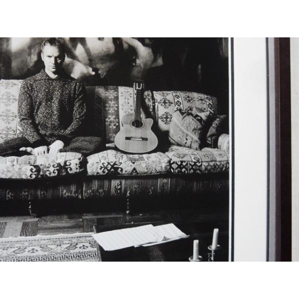 ●スティング/自宅、リビングルーム/1996 アートピクチャーの額装品●Sting.His Elegant Room.New York.1996●ポートレイト・サイズ（約26cmx26cm）●額/木製/ブラック/ガラス仕様　外枠寸法　37c...