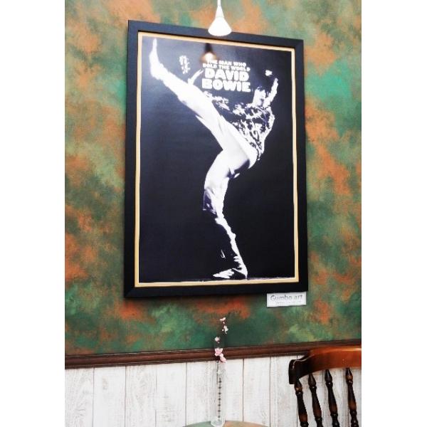 ●デヴィッド・ボウイ/世界を売った男/ポスターの額装品 ●ポスター・サイズ（約91.5cmx61cm）●額　木目調（樹脂フィルム貼加工）/ブラック.ウッドパネル2ｍｍ　外枠寸法　98cｍｘ67cｍ●ポスターは全面パネル張りされ、大型ポスター...