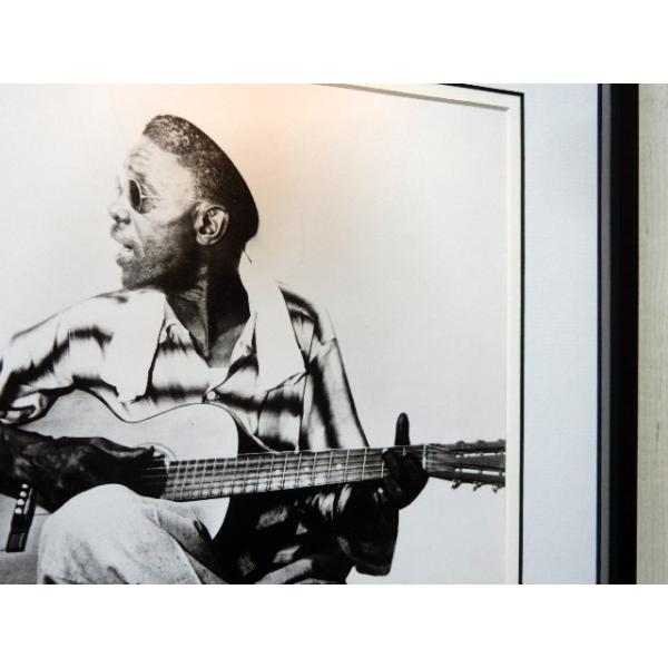 ●Lightnin' Hopkins、1960/アートピクチャーの額装品●アートピクチャーサイズ（約23cmx23cm）●ブラックコア・ホワイト＆ホワイト/シルバーライン/黒額●額/木製/ブラック/アクリル仕様　外枠寸法　37cｍｘ37cｍ...