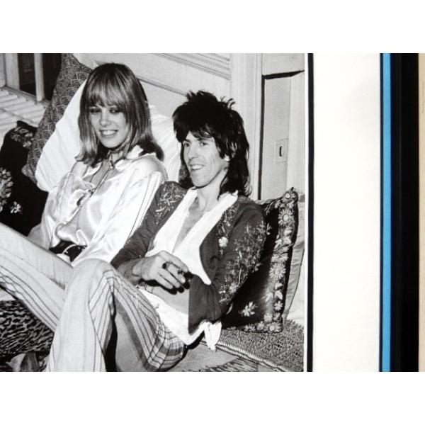 ●アニタ・パレンバーグ キース・リチャーズ/自宅にて 1969/アートピクチャーの額装品●アートピクチャーサイズ（約30cmx24cm）●額/木製/ブラック/アクリル仕様　外枠寸法　約44cｍｘ37cｍ　専用箱、吊下げ備品付●2mmアクリル...